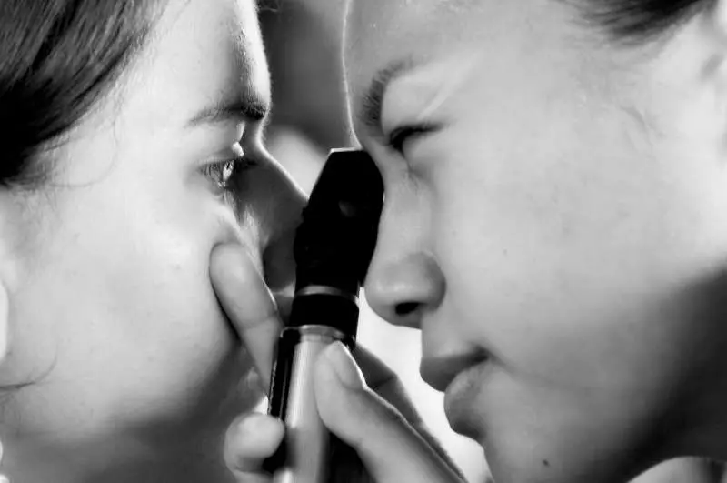 Gravesova bolest i hipertireoza - kako utječu na oči! | Dioptrija.hr